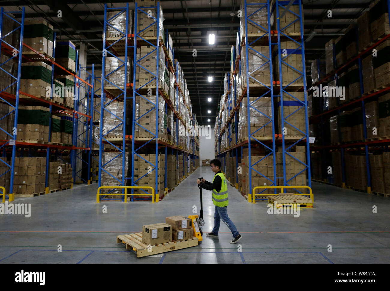 China alibaba worker hi-res stock photography and images - Alamy