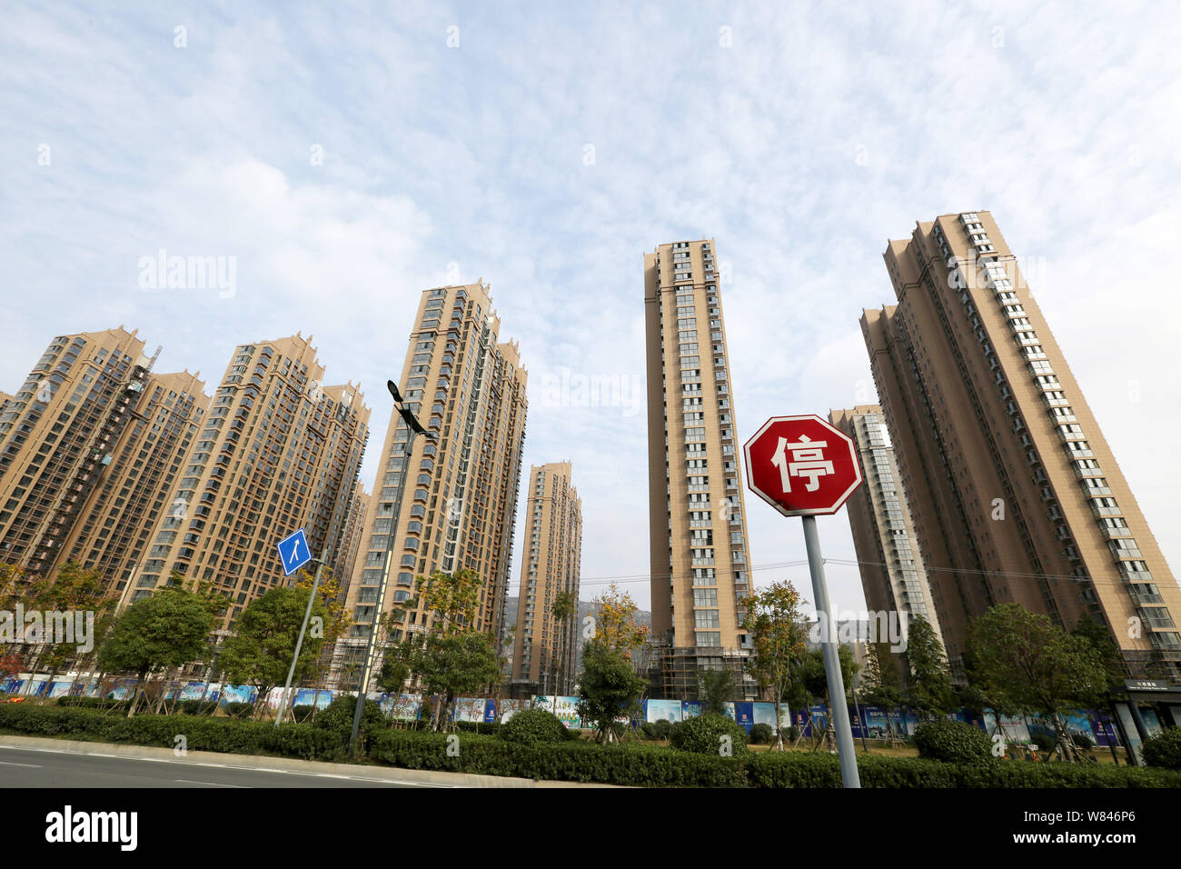 Real estate sign displayed hi-res stock photography and images - Alamy