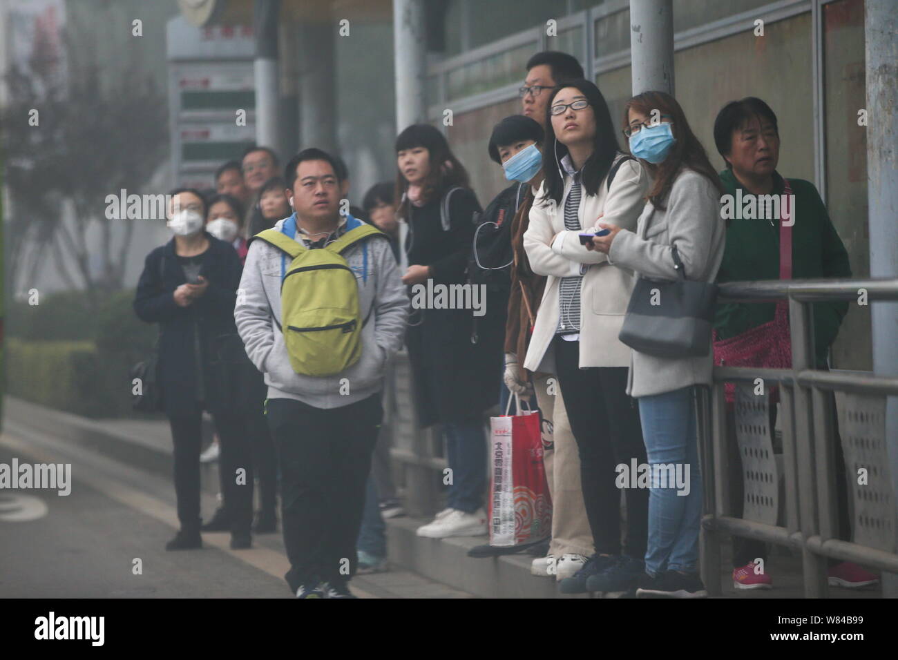 China masks people pollution hi-res stock photography and images - Alamy