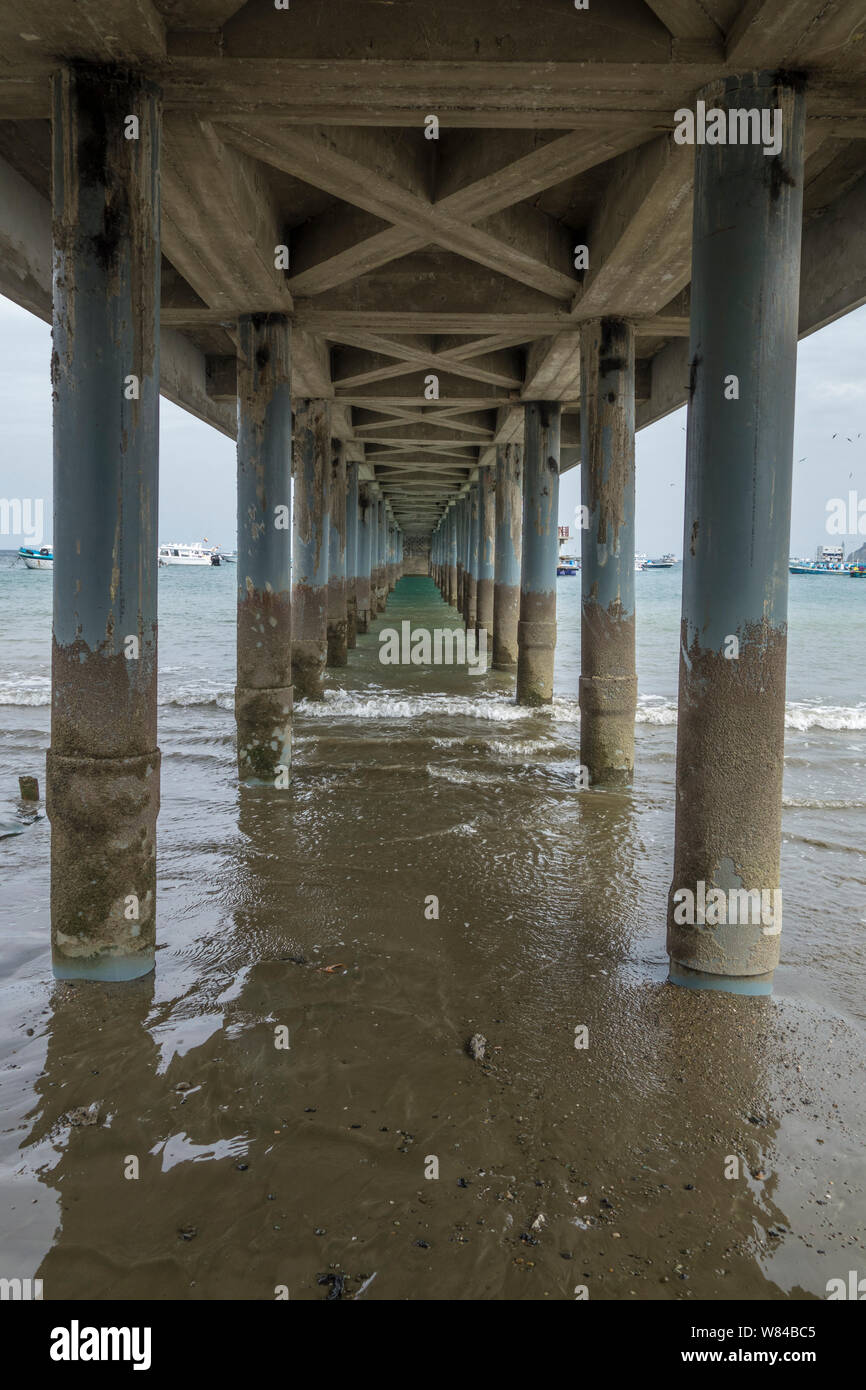 Pilings underneath dock hi-res stock photography and images - Alamy