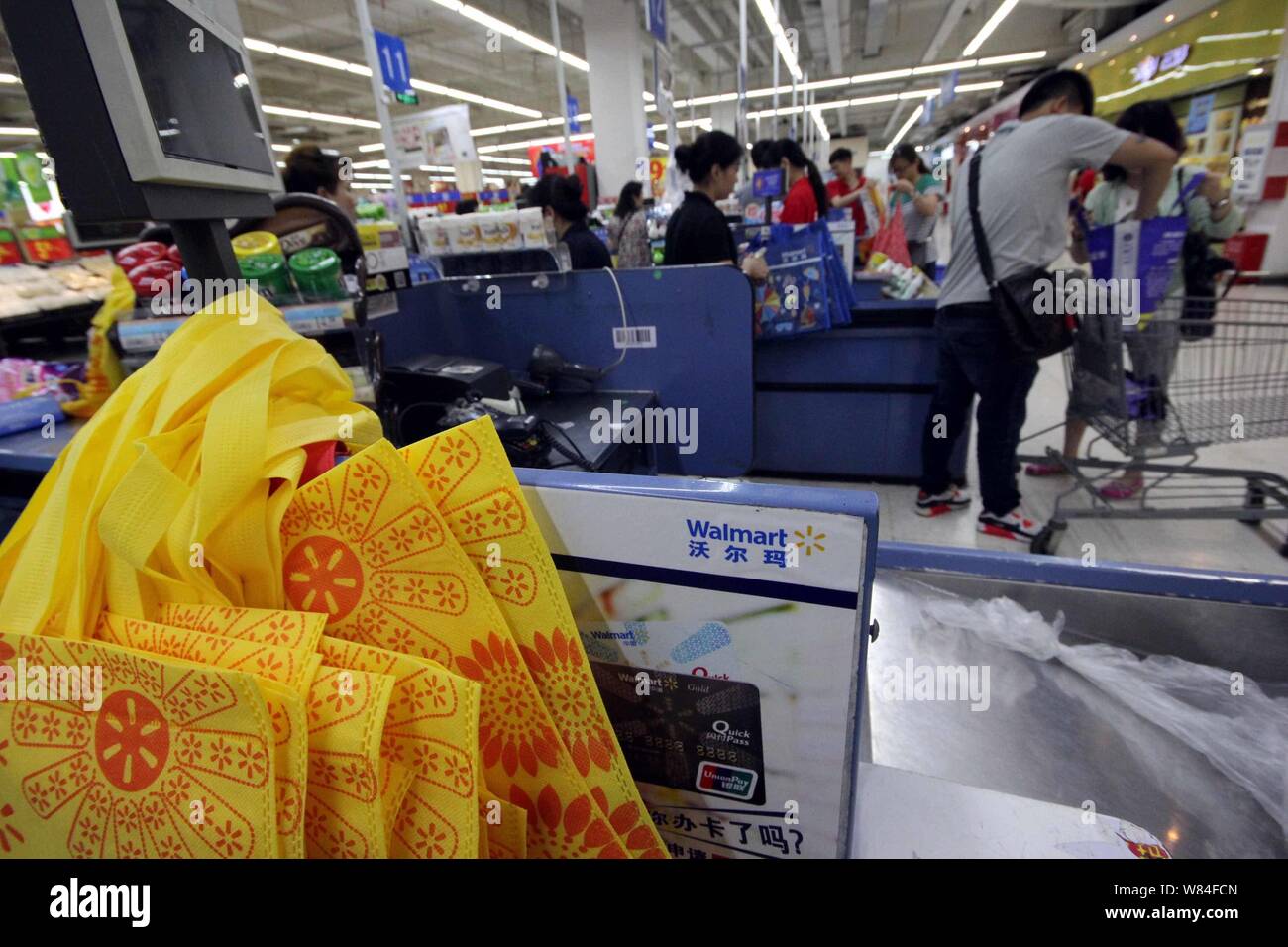 --FILE--Chinese shoppers queue up for checkout at a supermarket of ...