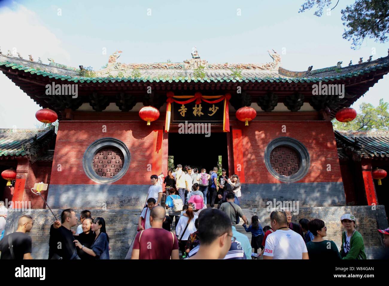 Tourists crowd the Shaolin Temple on the Songshan Mountain (Mount ...