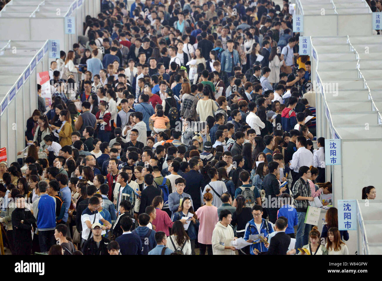 --FILE--Chinese graduates crowd booths to seek for employments during a ...