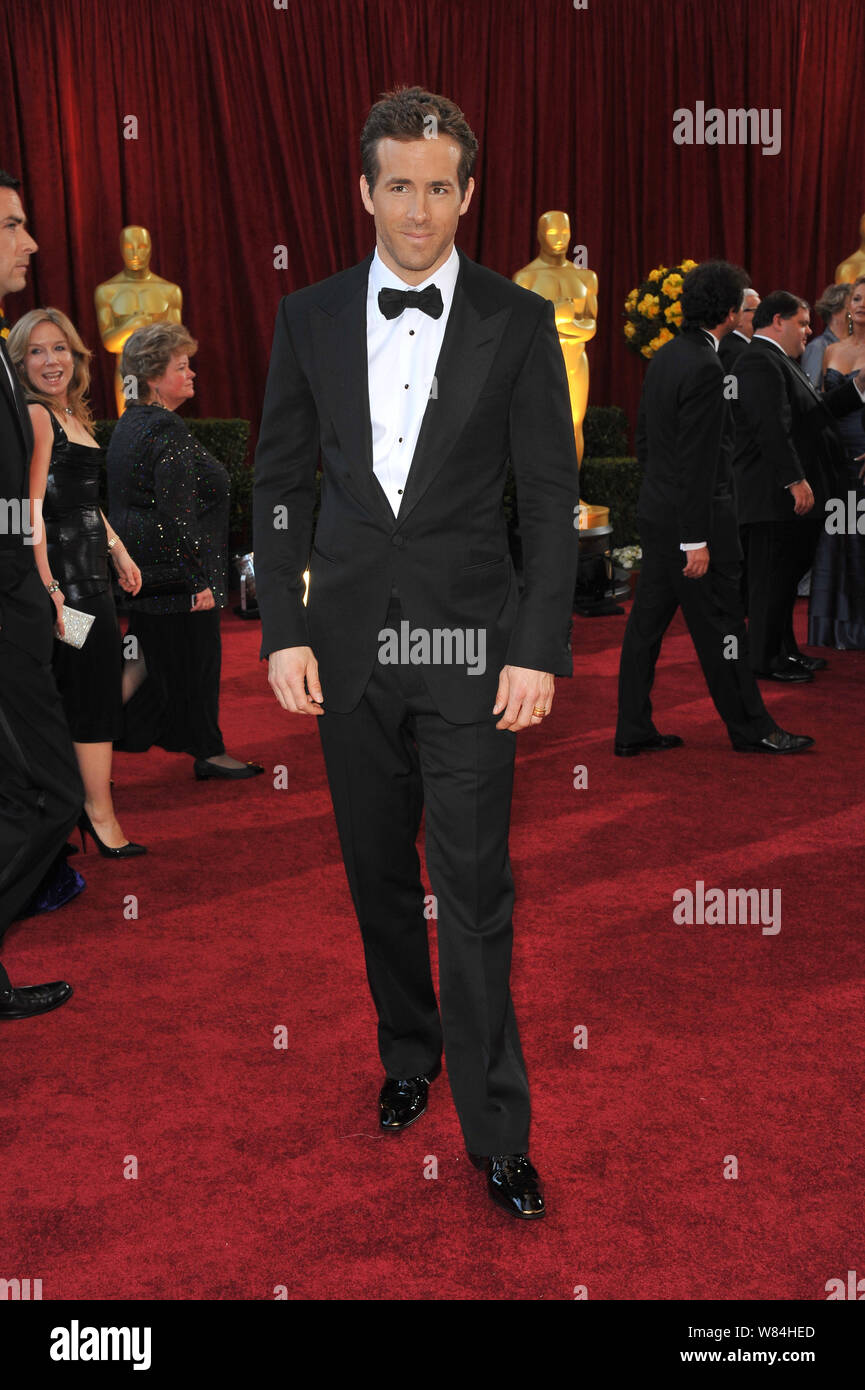 Ryan reynolds tuxedo hi-res stock photography and images - Alamy