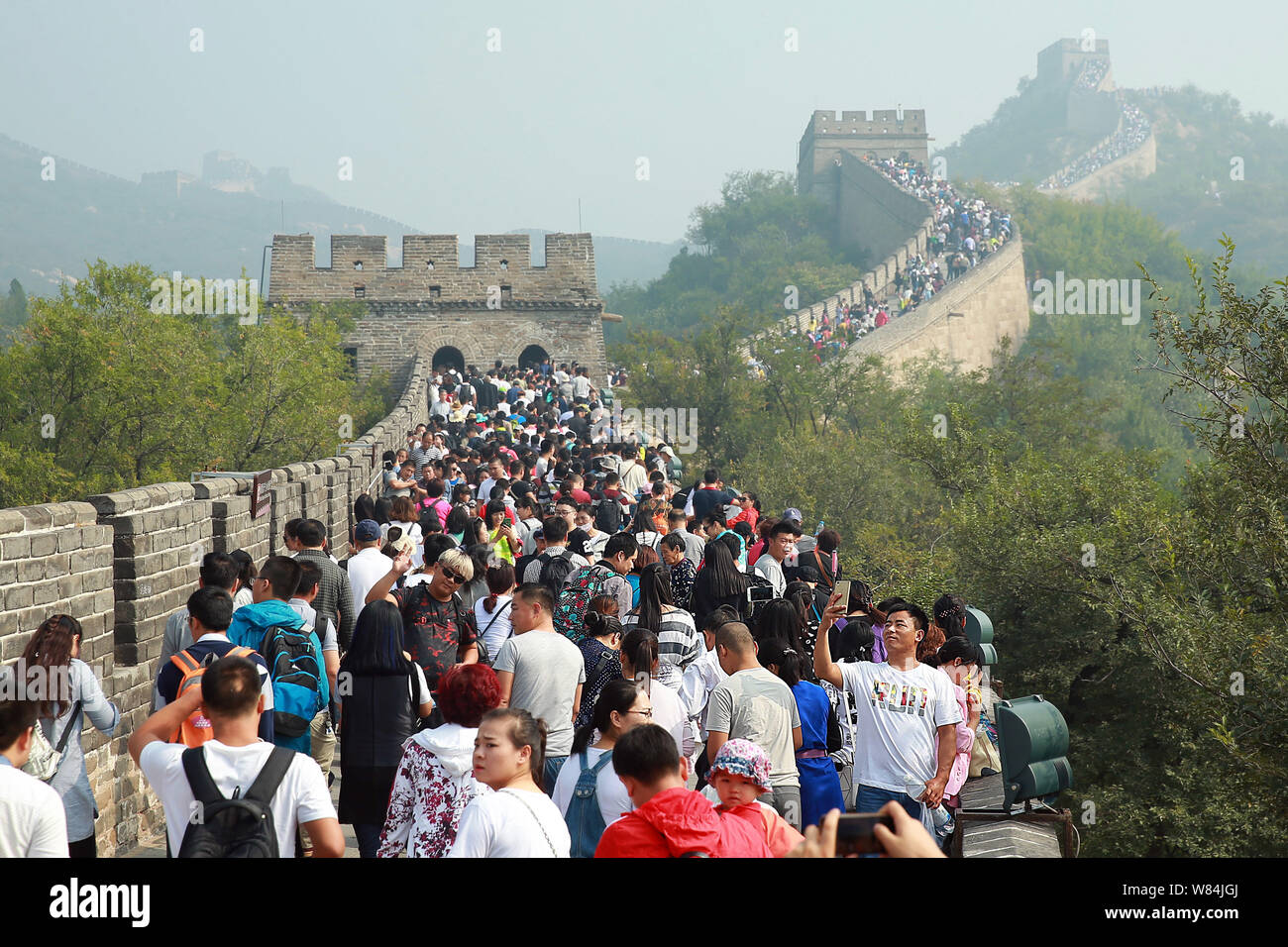 Tourists crowd the Badaling Great Wall during the National Day holiday ...