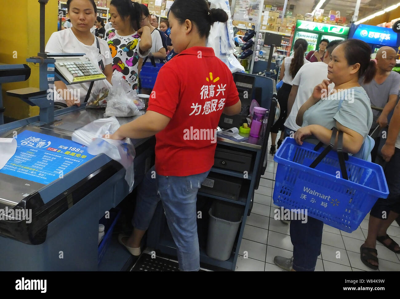 Walmart checkout hi-res stock photography and images - Alamy
