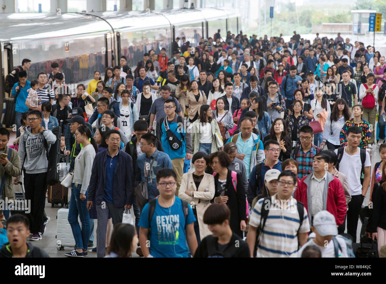 Chinese crowd nanjing train station hi-res stock photography and images ...