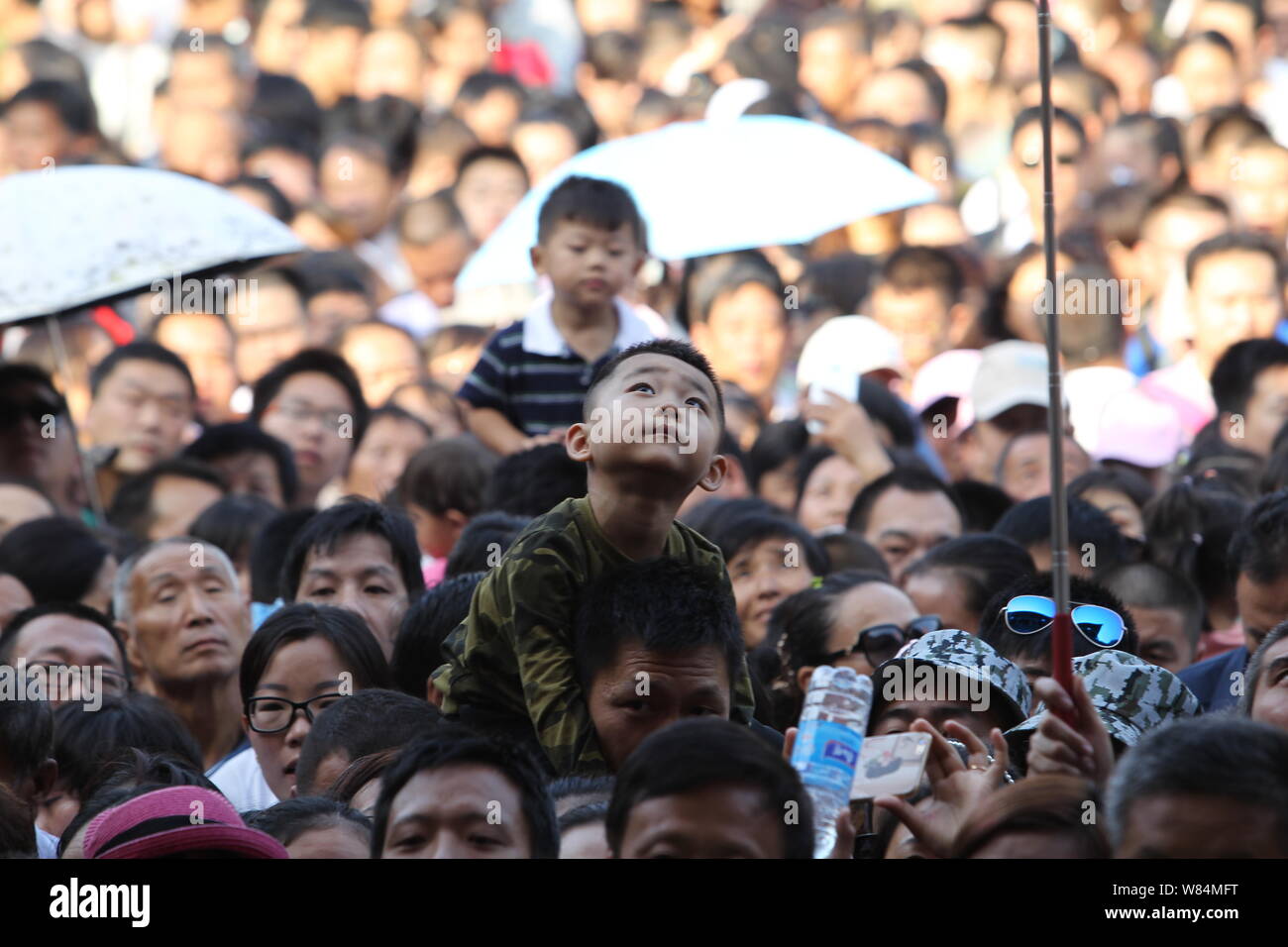 Tourists crowd the Huangcheng Xiangfu, the manor of Emperor Kangxi of ...