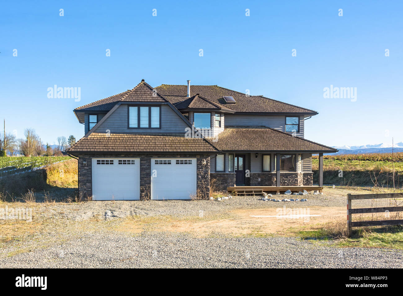 New detached house for sale with gravel driveway and no landscaping ...