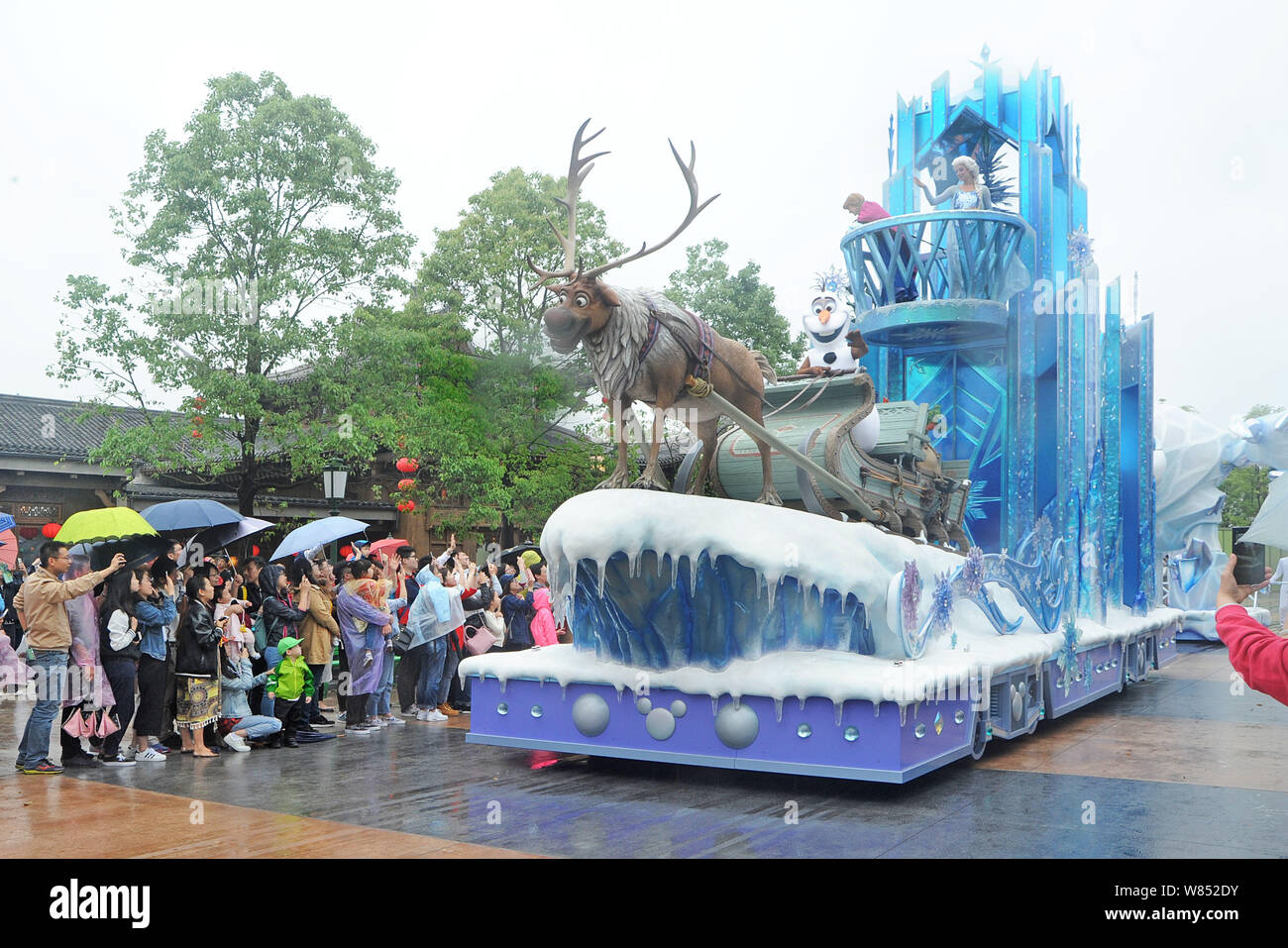 Shanghai disneyland parade hi-res stock photography and images - Alamy