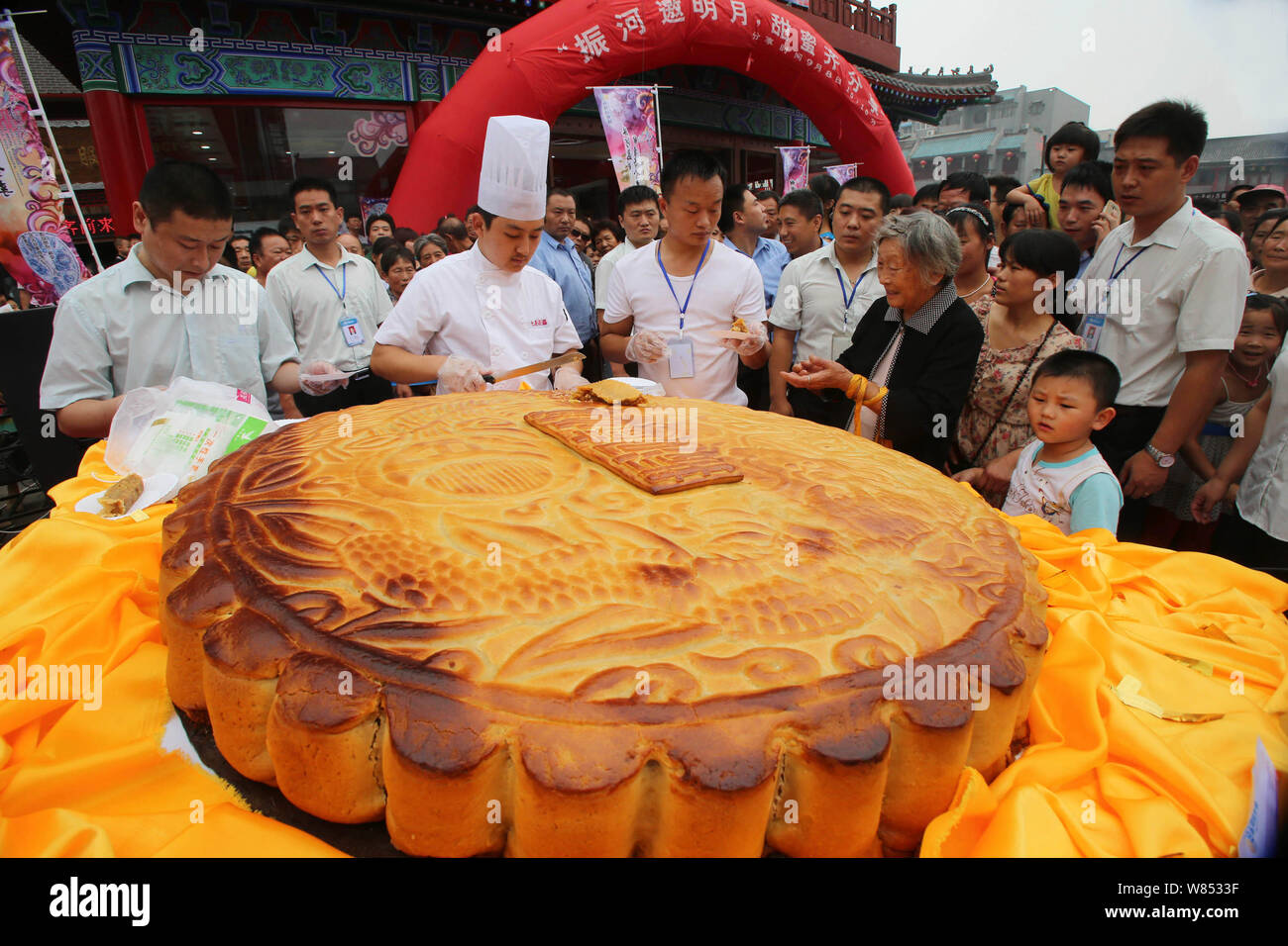 People share a giant mooncake with a diameter of 1.1 meters to ...
