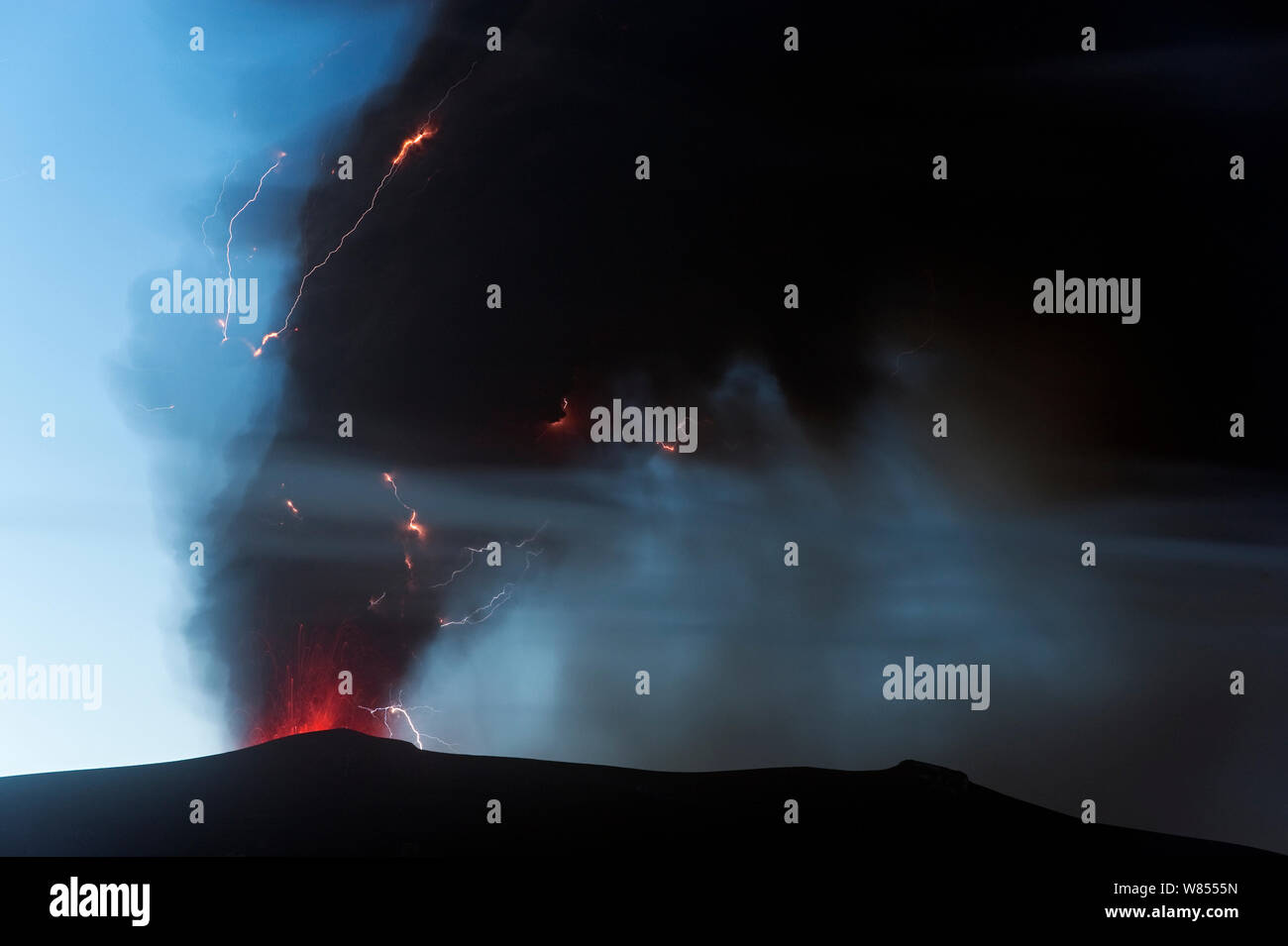 Volcano eruption lightning hi-res stock photography and images - Alamy
