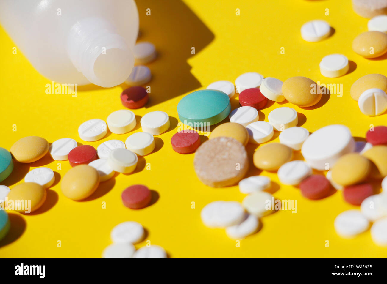 Pharmaceutical drug bunch multi colored hi-res stock photography and ...