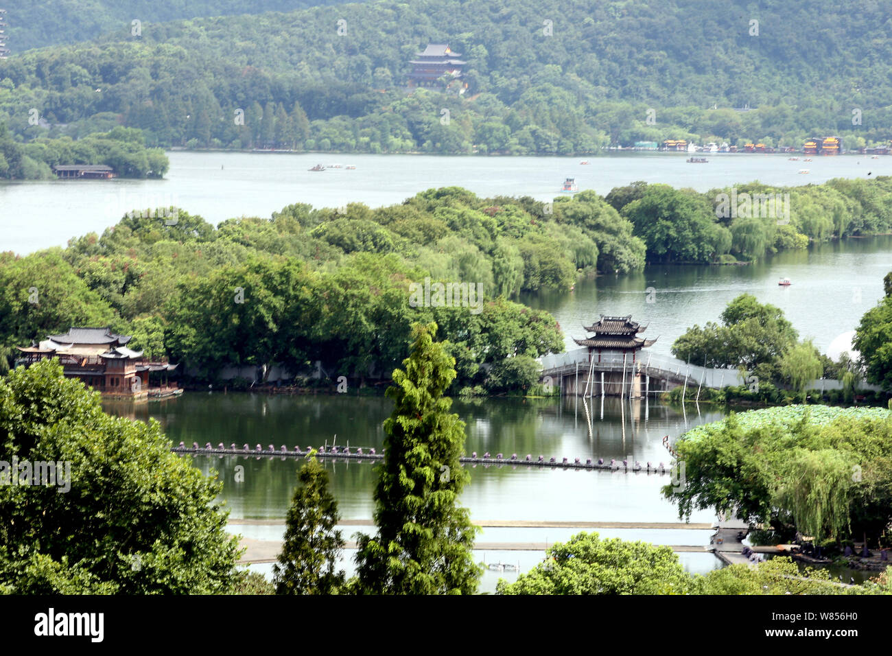 Hangzhou west lake china su causeway hi-res stock photography and ...