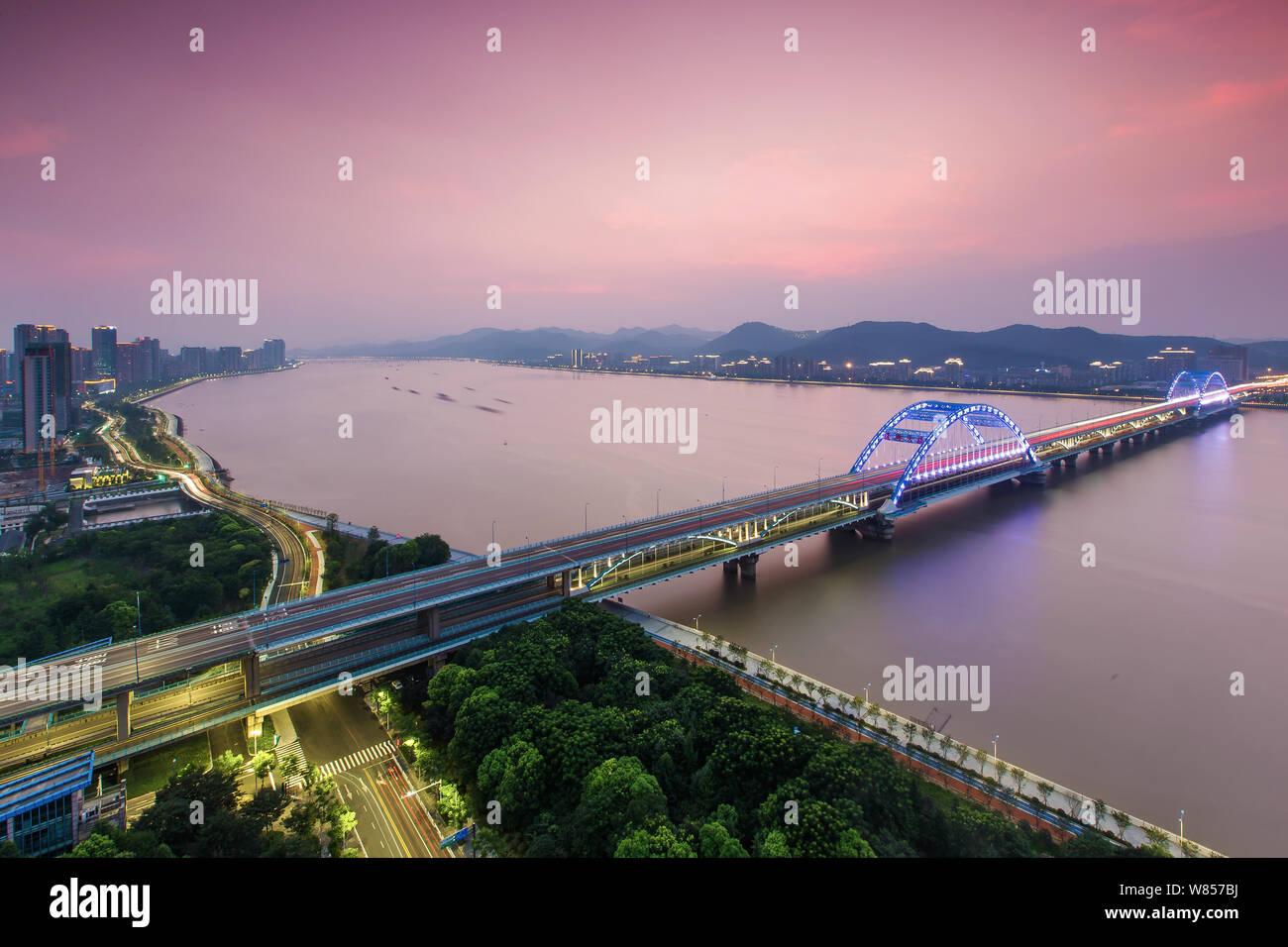 Aerial view of the Fuxing Bridge, also known as the 4th Qiantangjiang ...