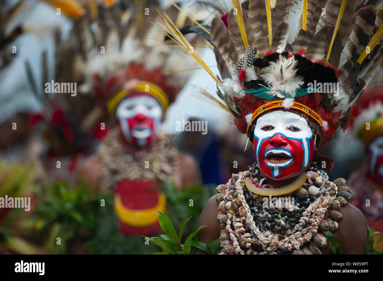 Sing-sing group from Hagen in Western Highlands performing at Hagen ...