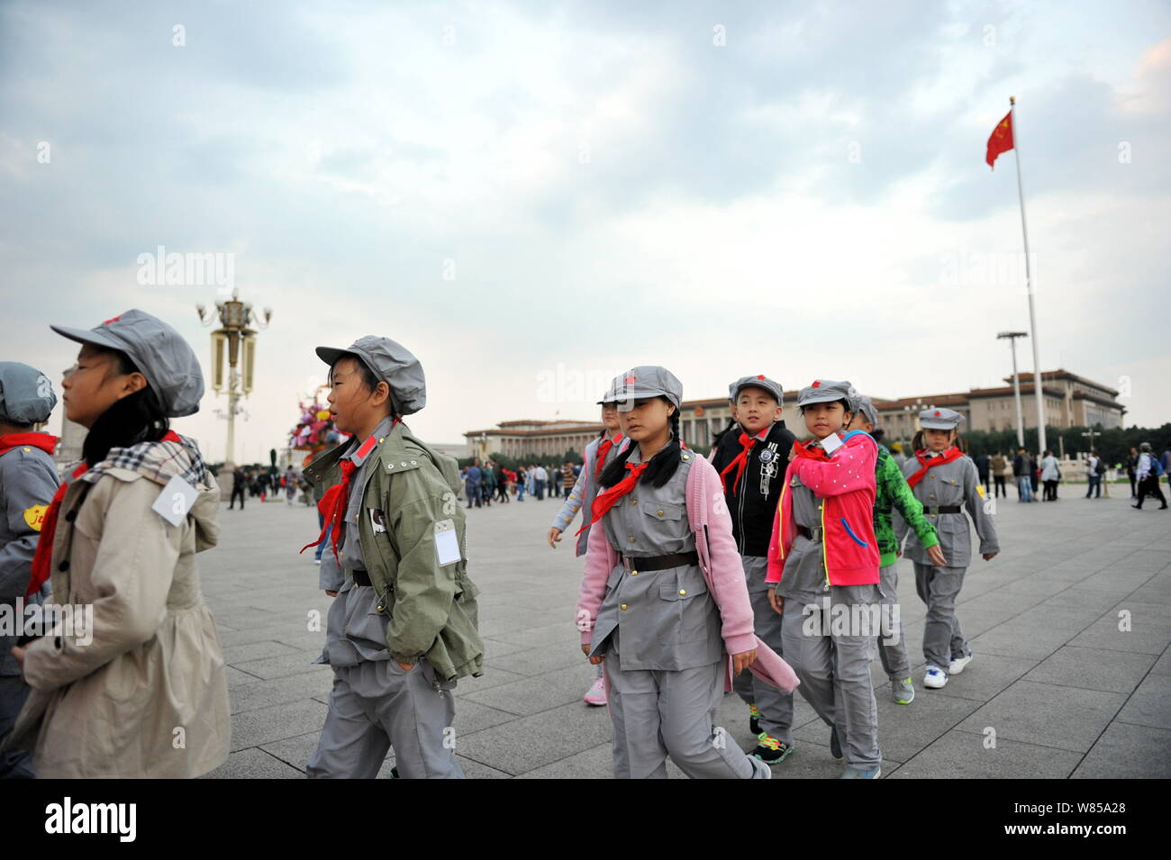 Chinese pupils dressed in "Red Army" costumes visit the Tiananmen ...