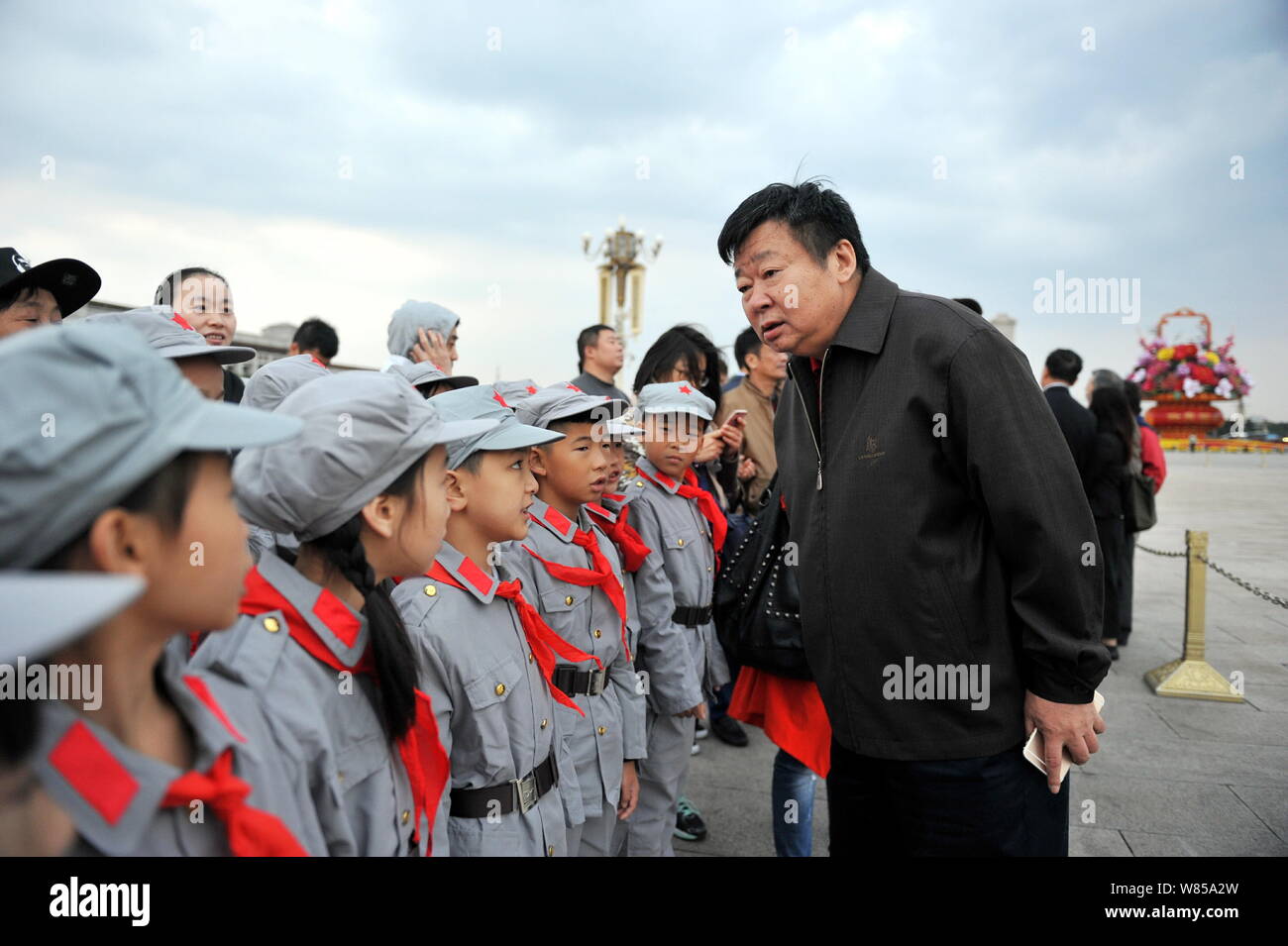 Chinese pupils dressed in "Red Army" costumes talk to a man on the ...
