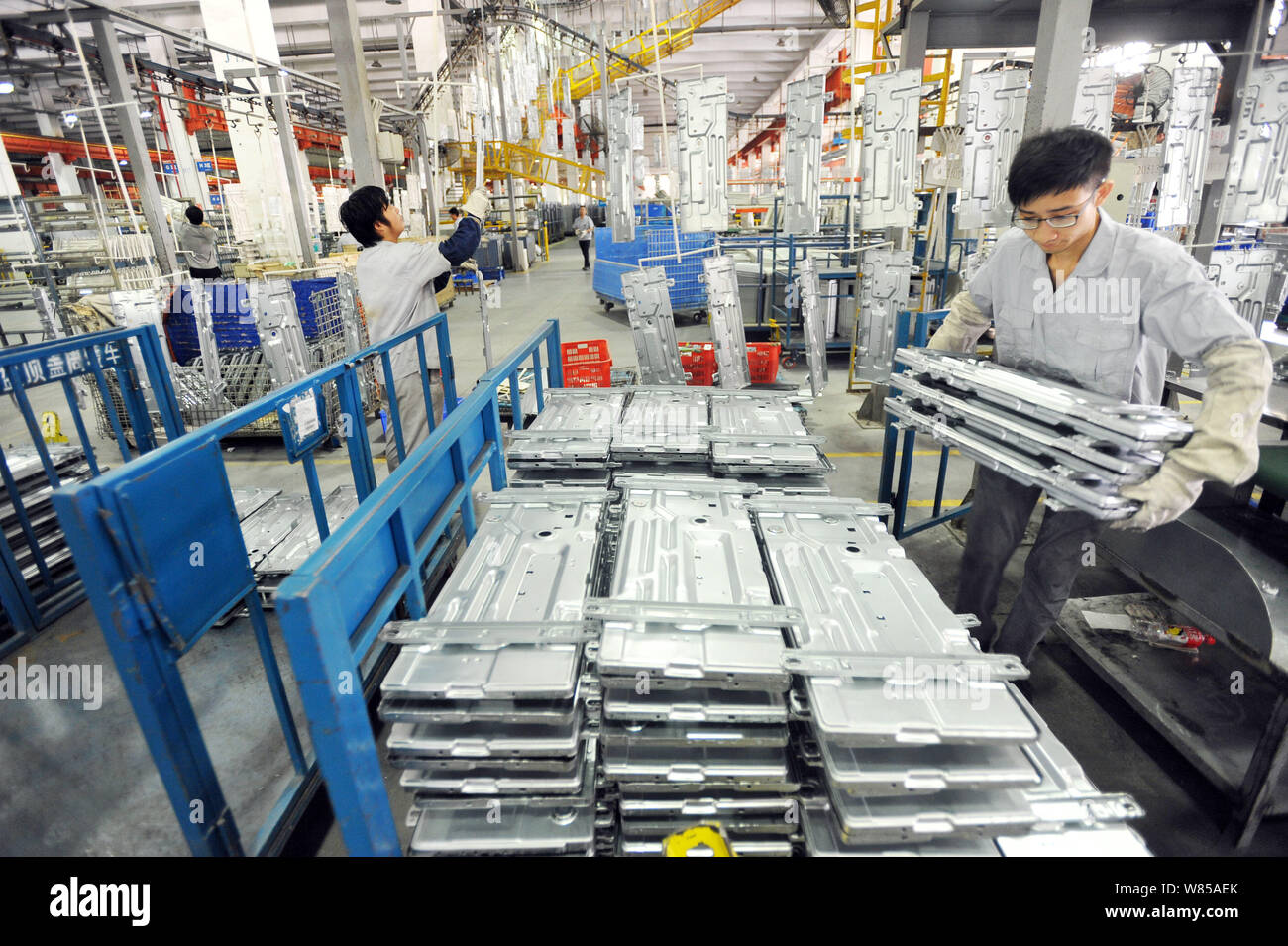 Chinese factory workers produce fittings of air-conditioner at GREE ...