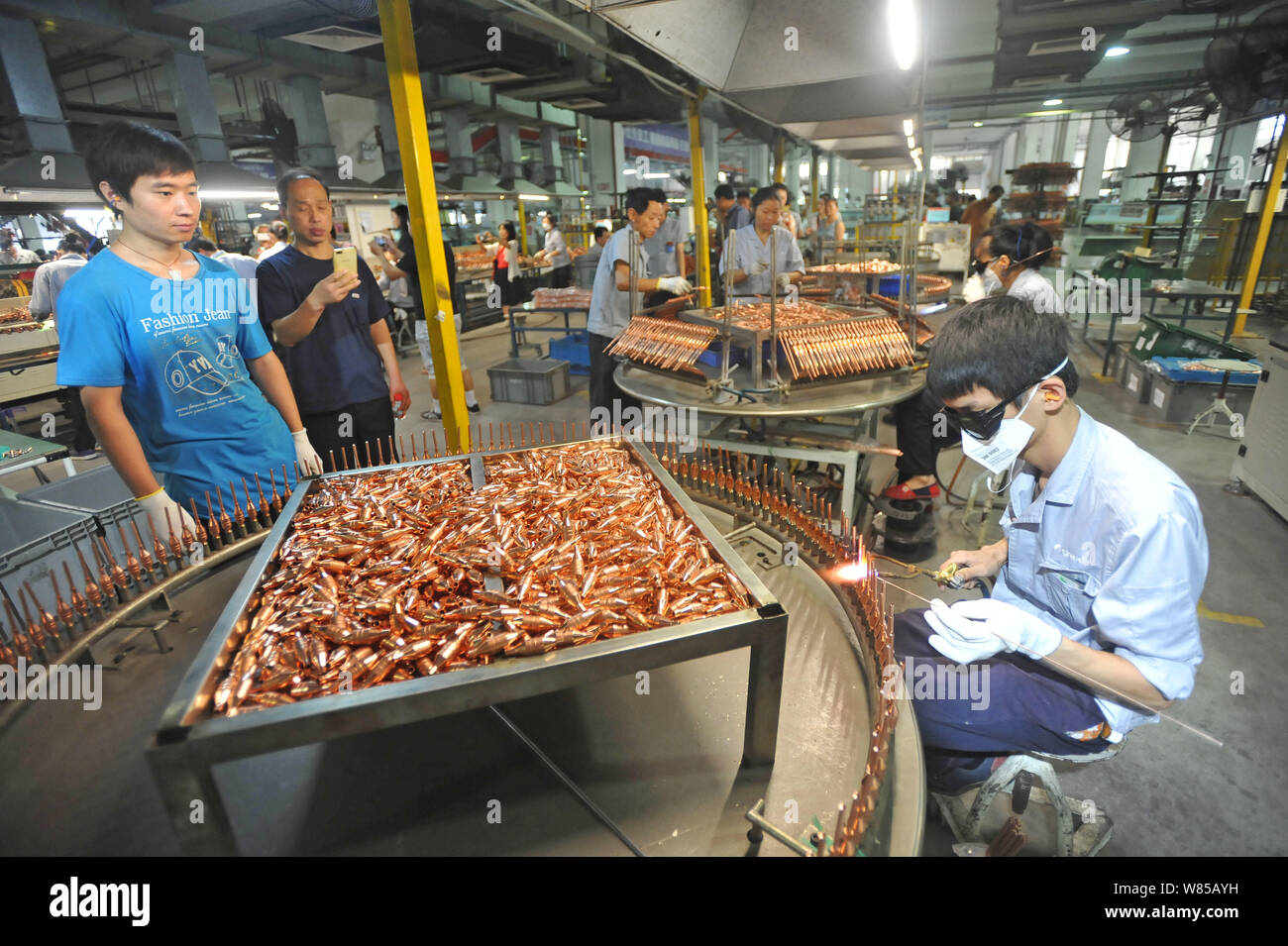 Chinese factory workers produce fittings of air-conditioner at GREE ...