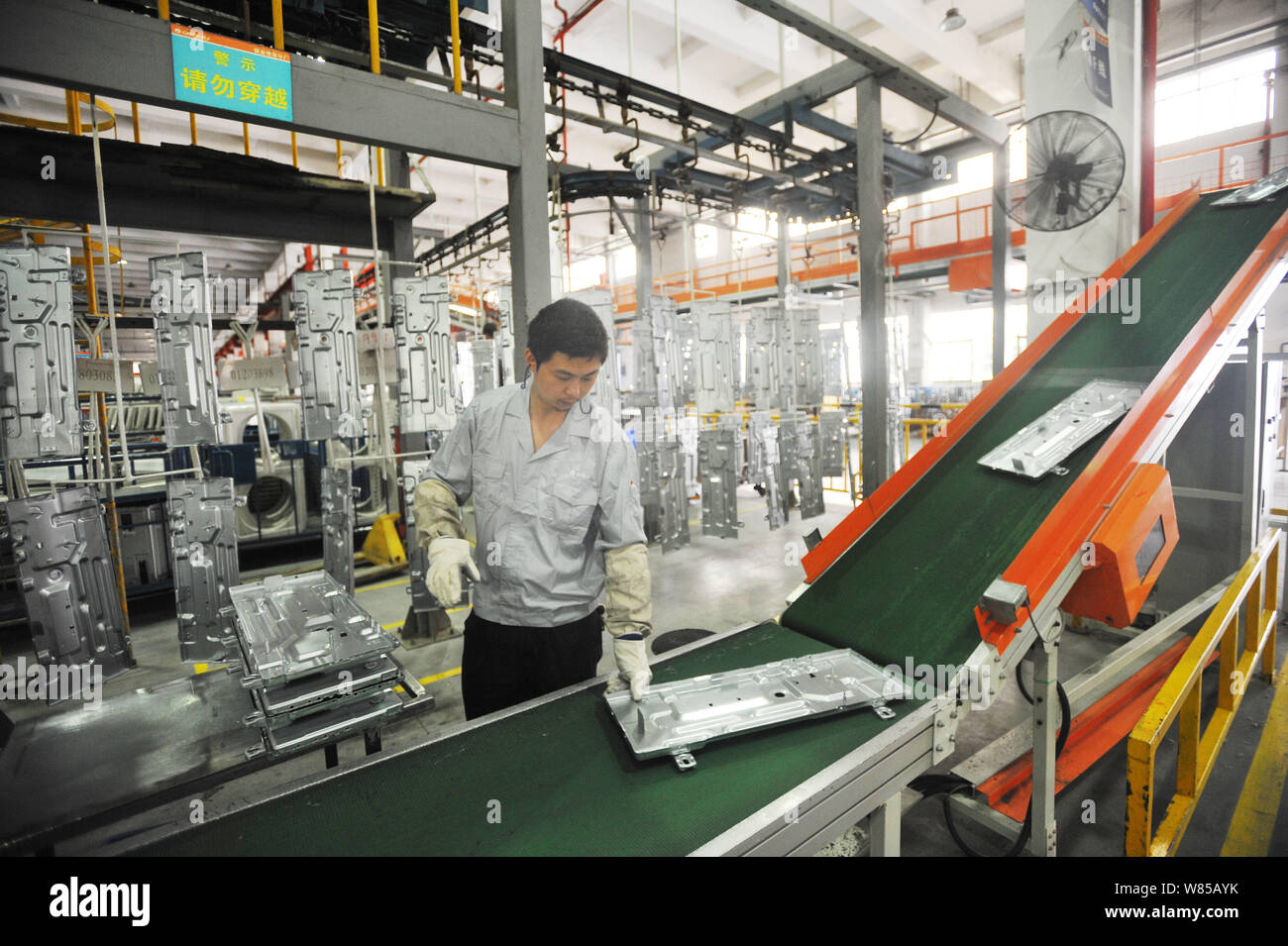 A Chinese factory workers produces fittings of air-conditioner at GREE ...