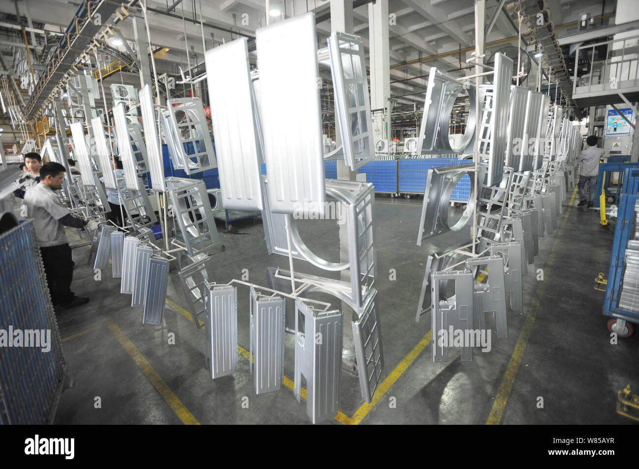 Chinese factory workers produce fittings of air-conditioner at GREE ...