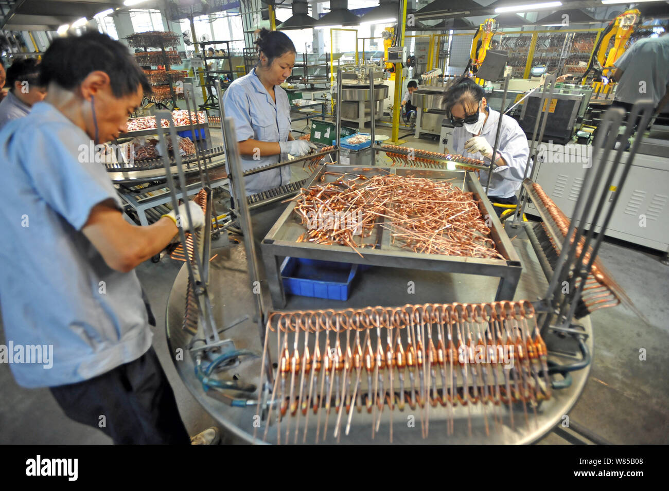 Chinese factory workers produce fittings of air-conditioner at GREE ...