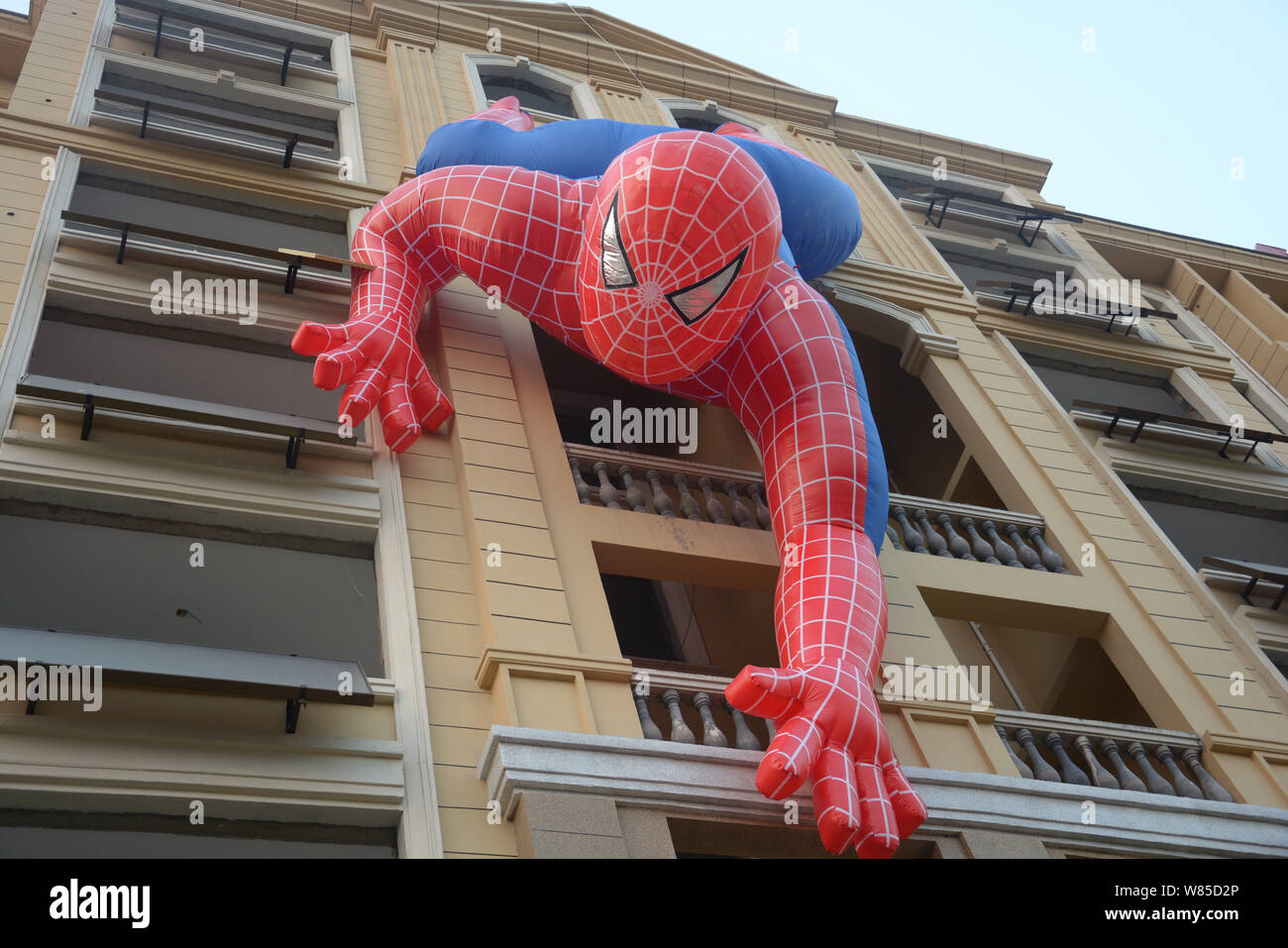 Spiderman on building hi-res stock photography and images - Alamy