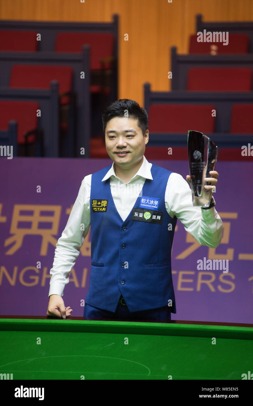 Mark selby trophy hi-res stock photography and images - Alamy