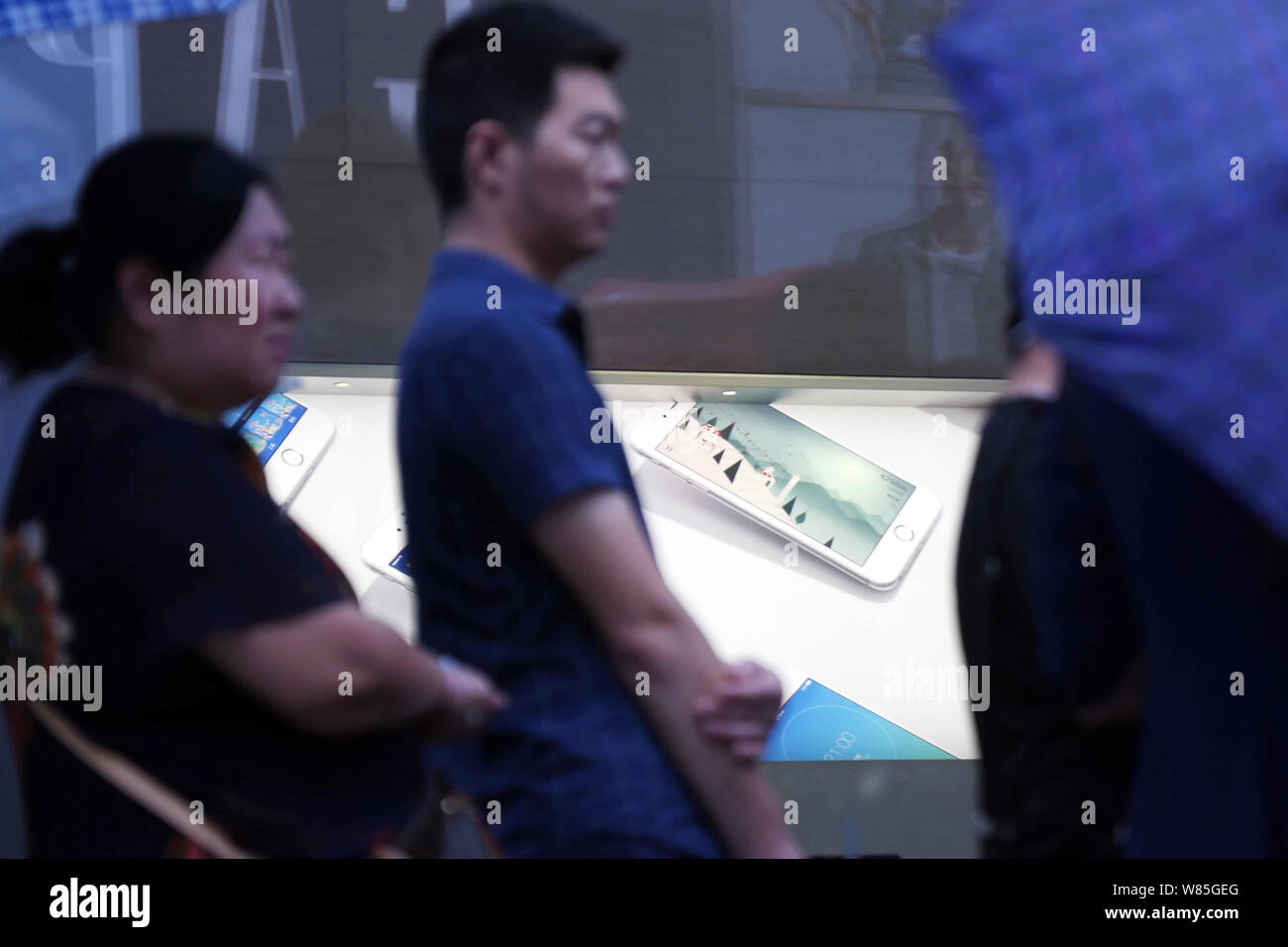 Shoppers queue up outside an Apple Store to buy iPhone 7 and 7 Plus ...