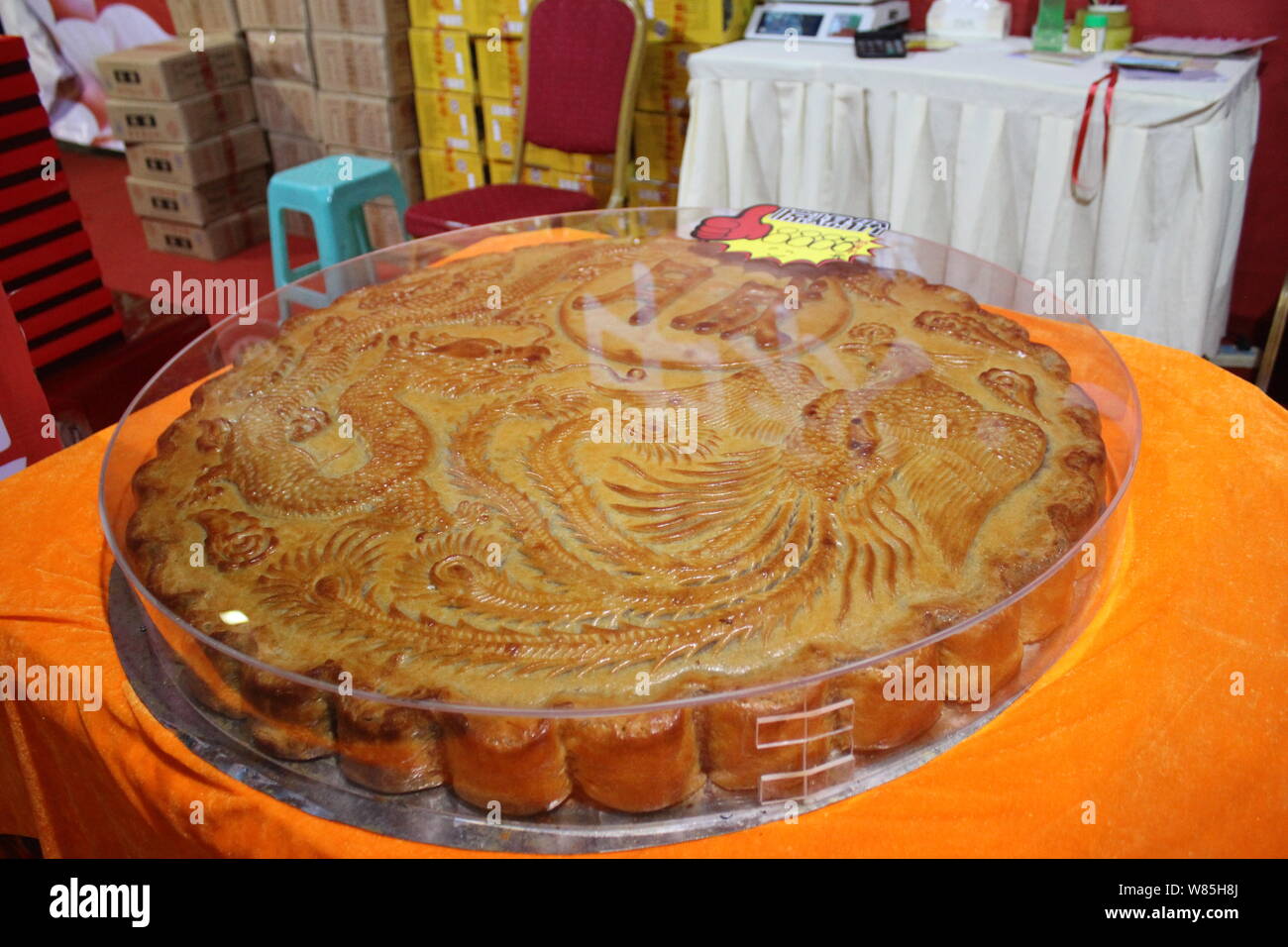A giant mooncake with seafood filling measuring one meter in diameter ...
