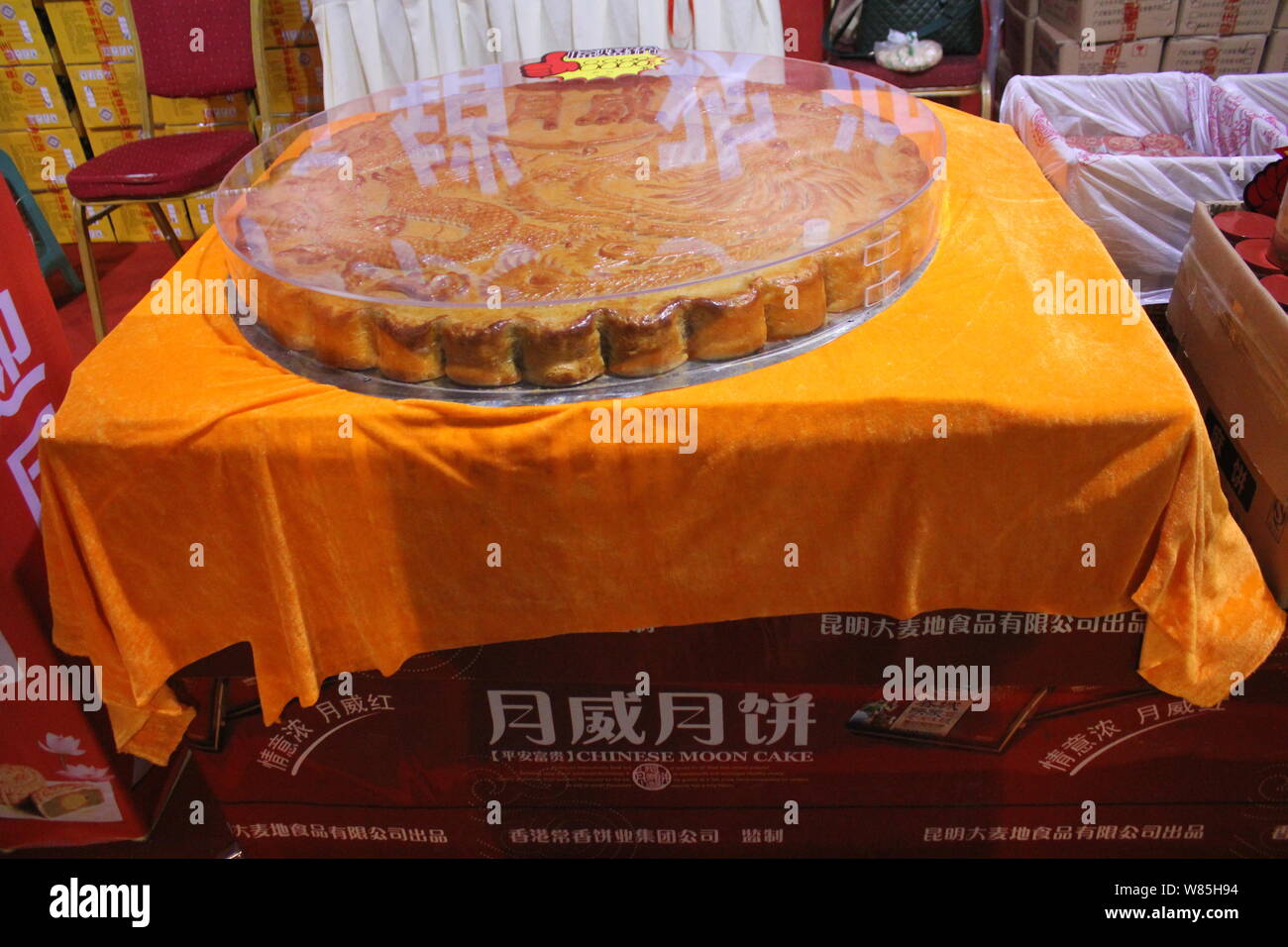 A giant mooncake with seafood filling measuring one meter in diameter ...