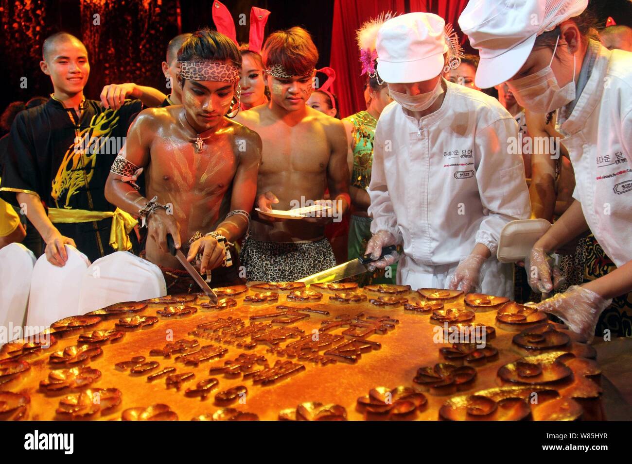 People share a giant mooncake weighing 300kg to celebrate the Mid ...