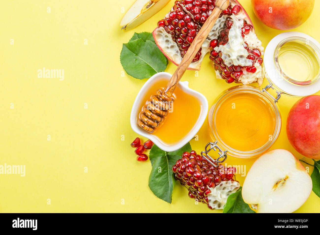 Rosh hashana jewish holiday concept - apples, honey, pomegranate Stock ...