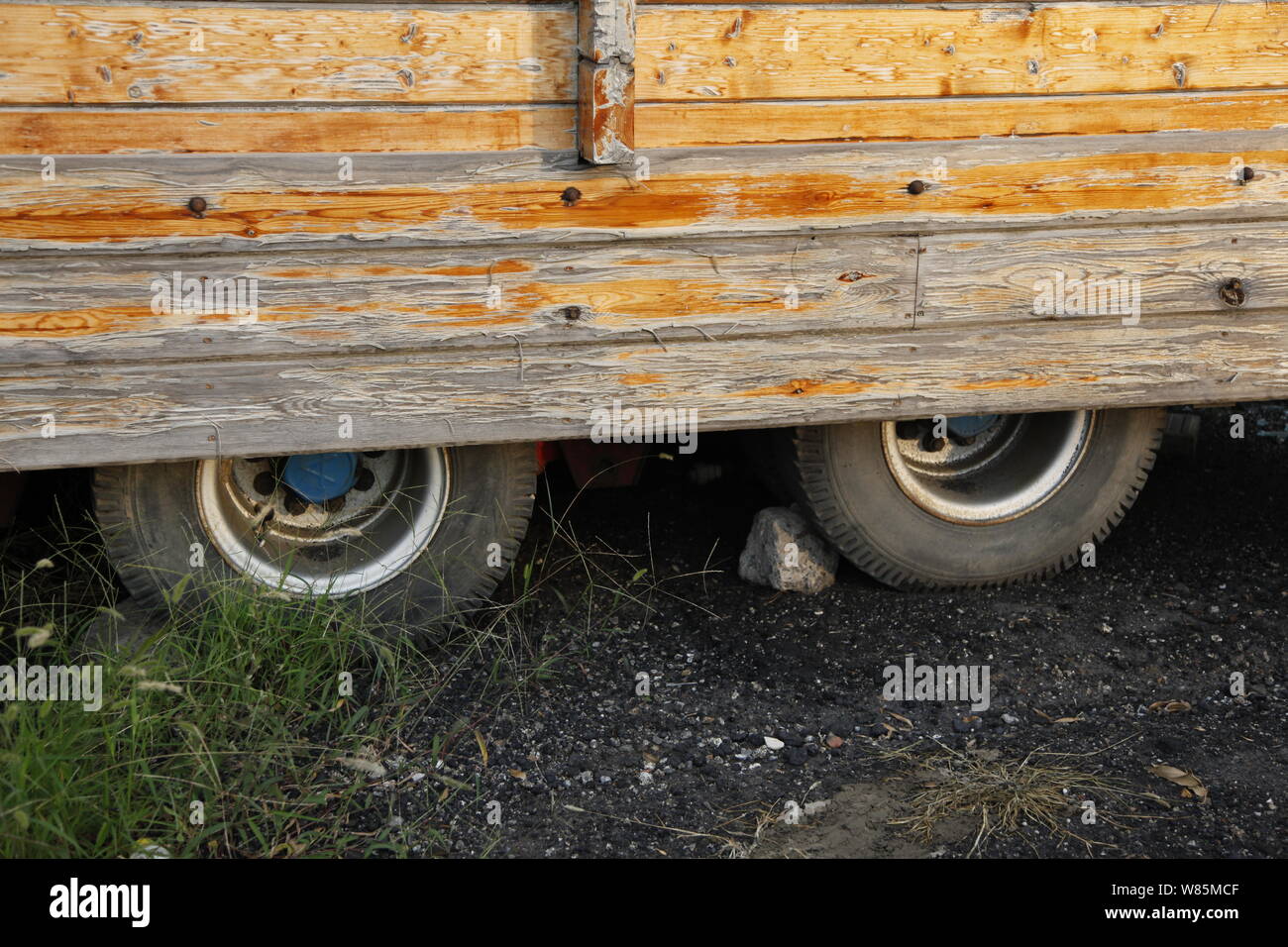 Details of a recreational vehicle-mounted house transformed by a ...