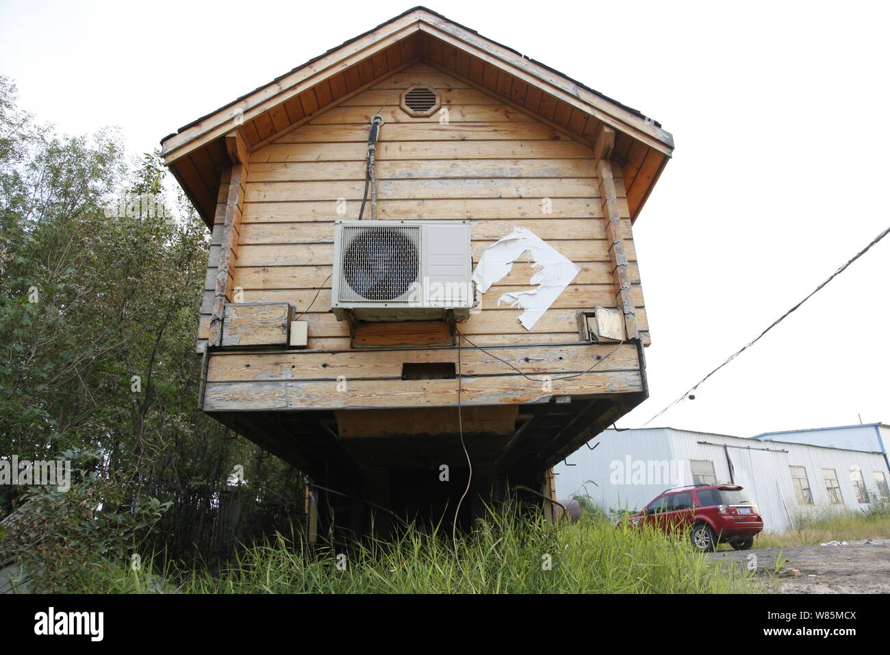 View of a recreational vehicle-mounted house transformed by a Chinese ...
