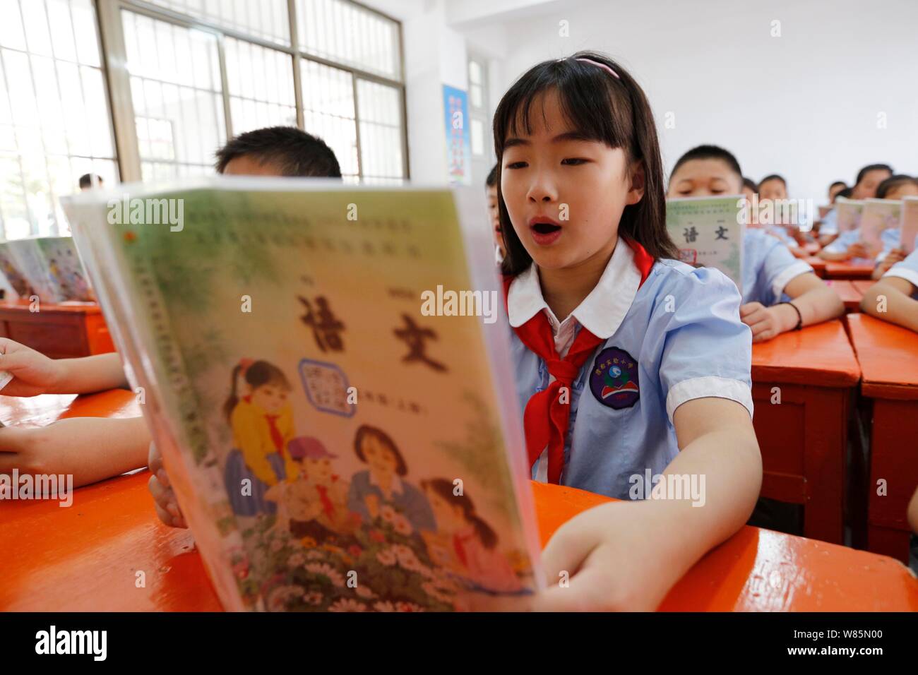 Chinese school children in a classroom hi-res stock photography and ...