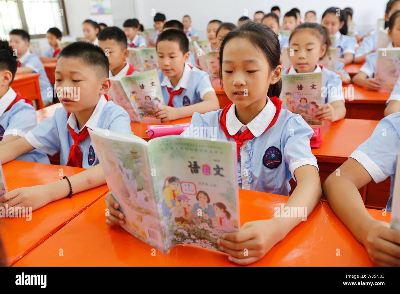 Young Chinese students read aloud their Chinese textbooks during a ...