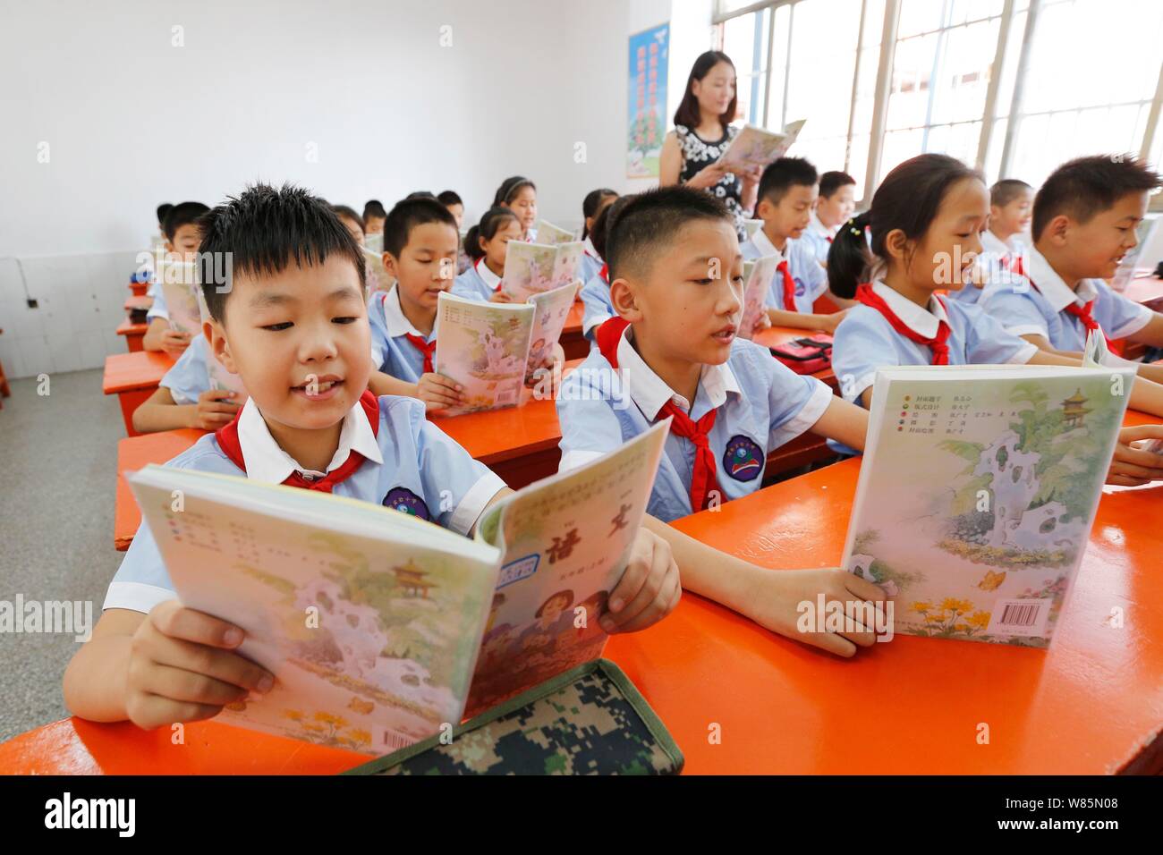 Chinese school children in a classroom hi-res stock photography and ...