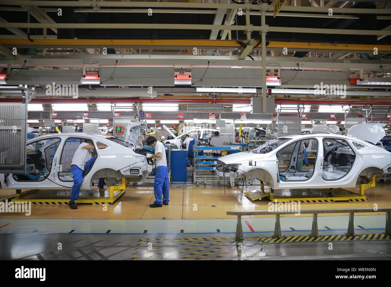 --FILE--Chinese factory workers assemble Buick cars on the assembly ...
