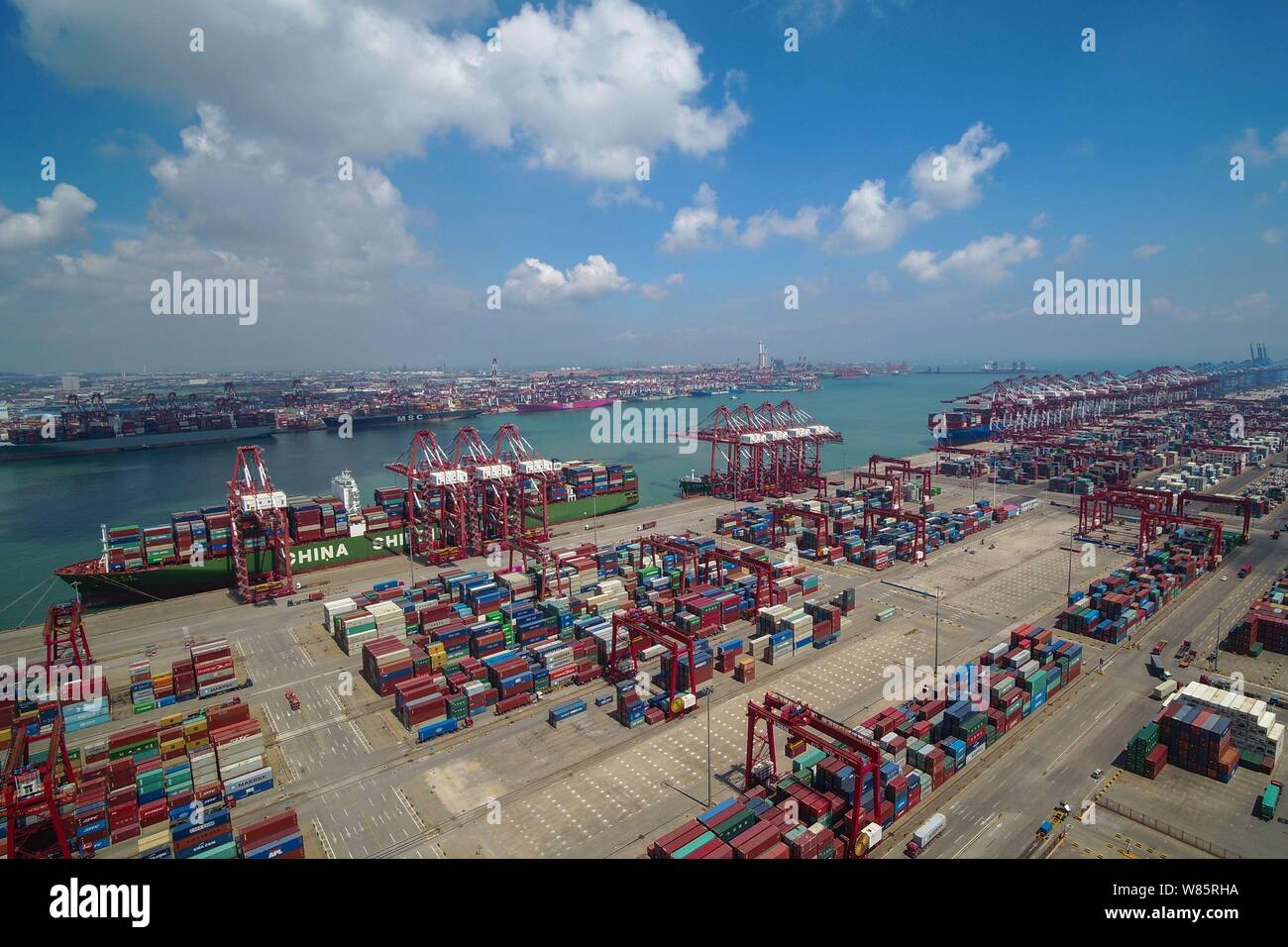 China shandong port oil tanker hi-res stock photography and images - Alamy