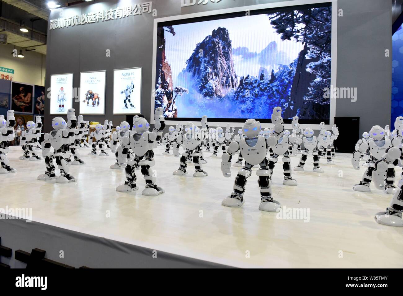 Alpha 1s robot hi-res stock photography and images - Alamy