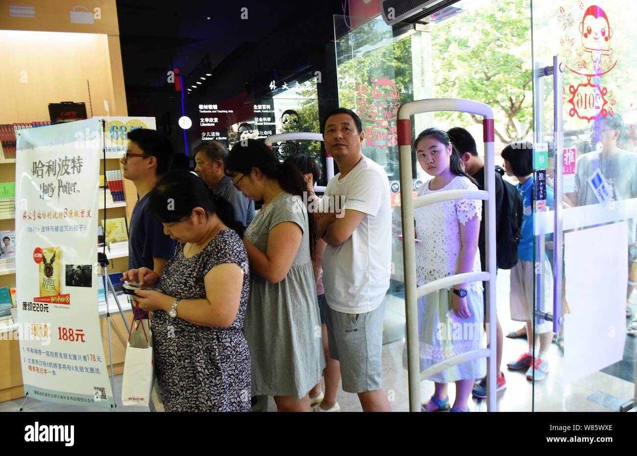 Chinese readers queue up to buy copies of the English-version of the ...