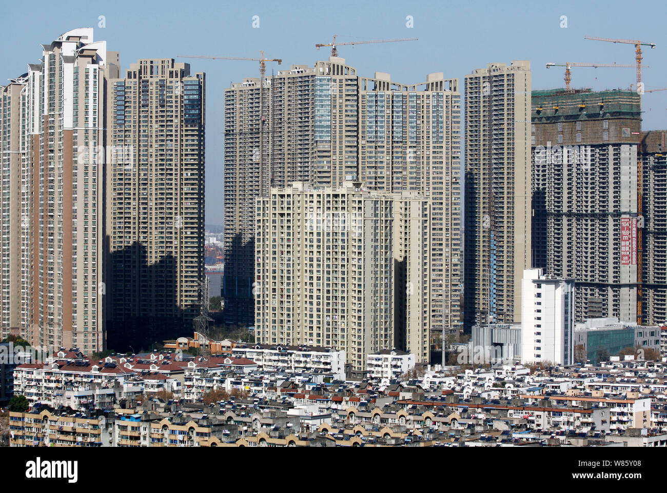 Cluster of high rise buildings hi-res stock photography and images - Alamy