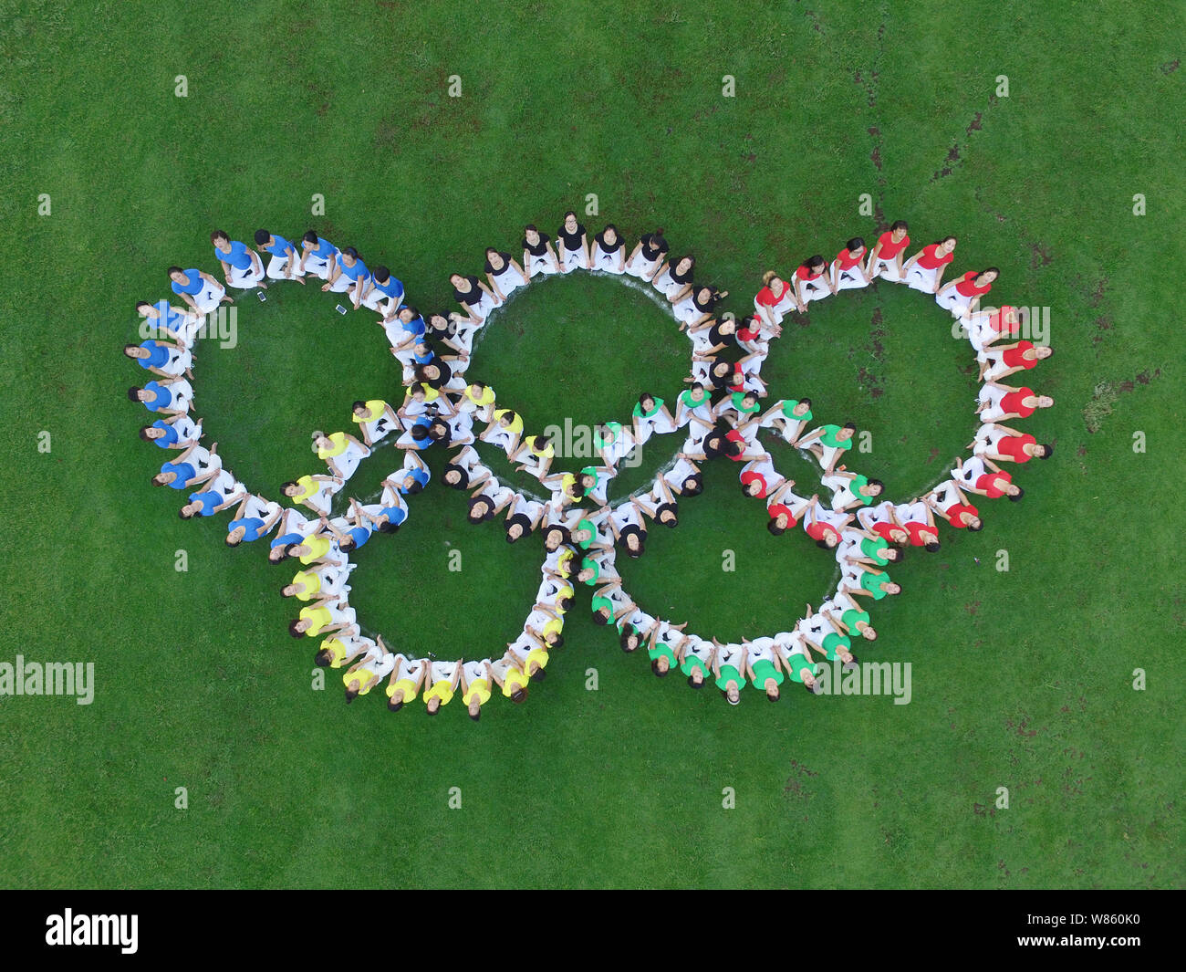 Female Chinese yoga lovers form the Olympic Rings to cheer for Chinese ...