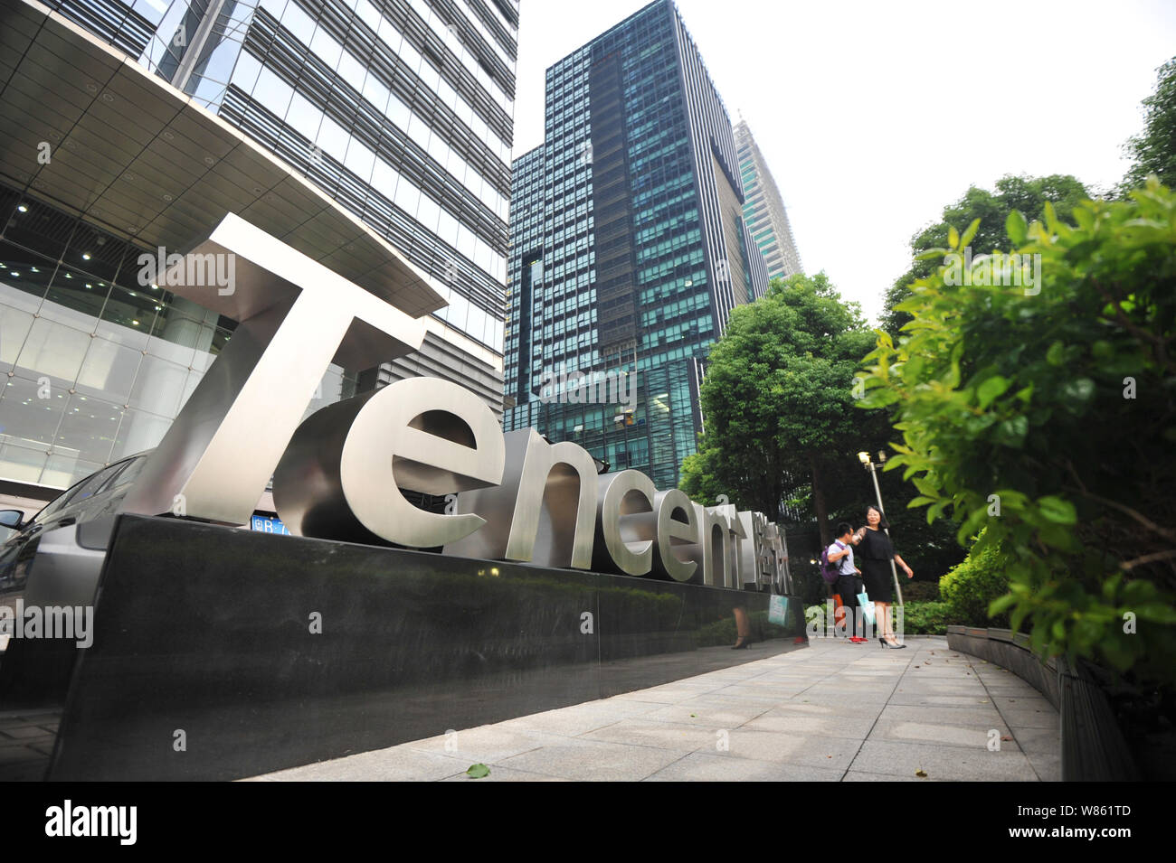 --FILE--People visit the headquarters of Tencent in Shenzhen city ...