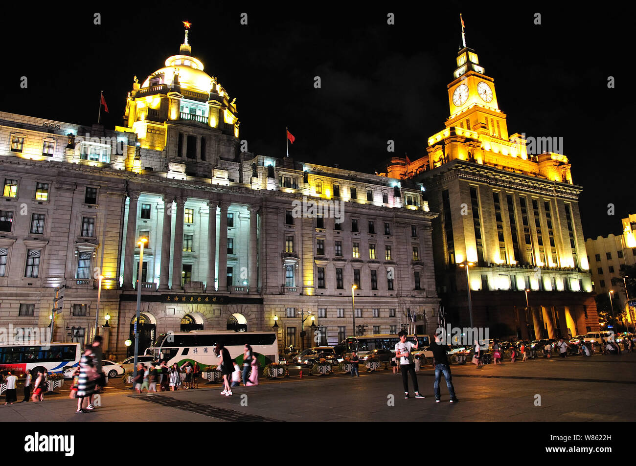 Night view of illuminated colonial buildings along the Bund in Puxi ...