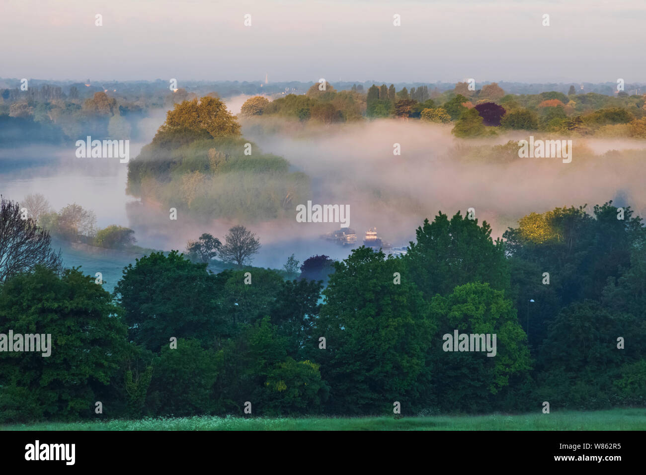 Mist london view hi-res stock photography and images - Alamy