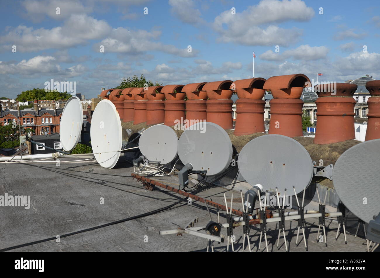 Tv dish hi-res stock photography and images - Alamy