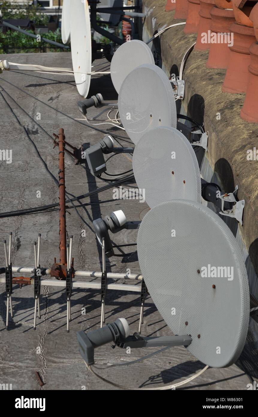 Satellite tv hi-res stock photography and images - Alamy